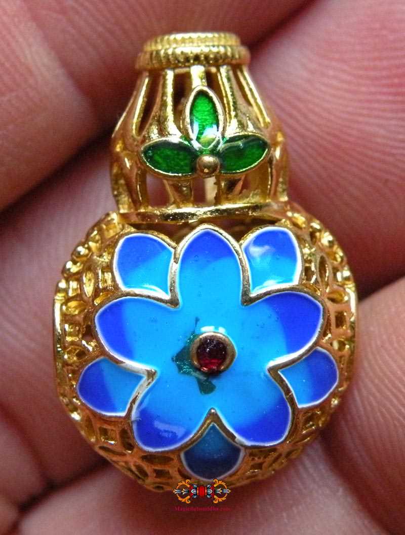 Tibetan mala head bead - cloisonné floral decoration.| La Magie du Bouddha.